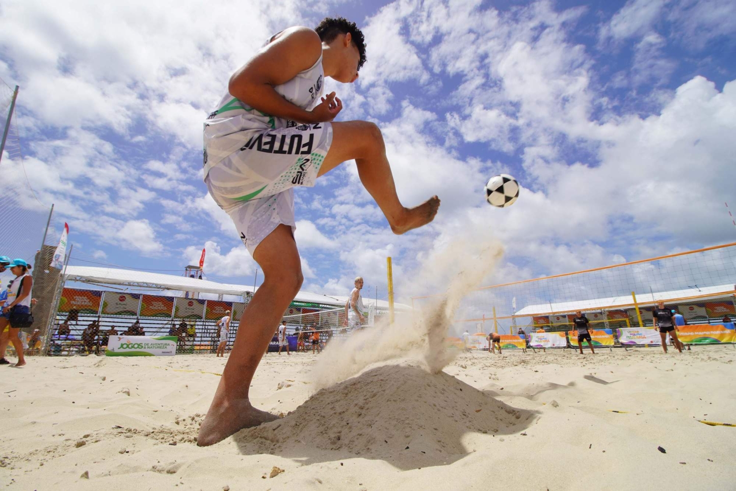Piso Esportivo Modular – Tudo para quadras de futevolei e beachtennis.
